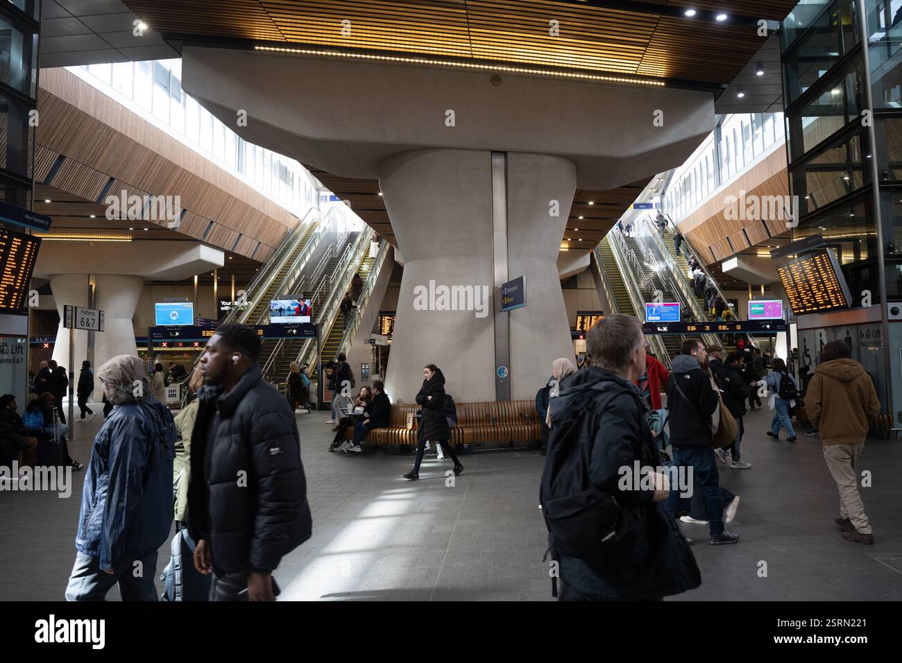 Commuters at London Bridge station, using escalators and platforms 6 ...