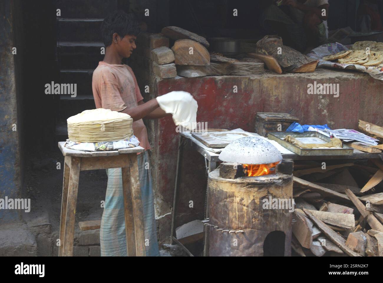 Preparing romali roti typical lakhanavi thin roti of wheat, Lucknow ...