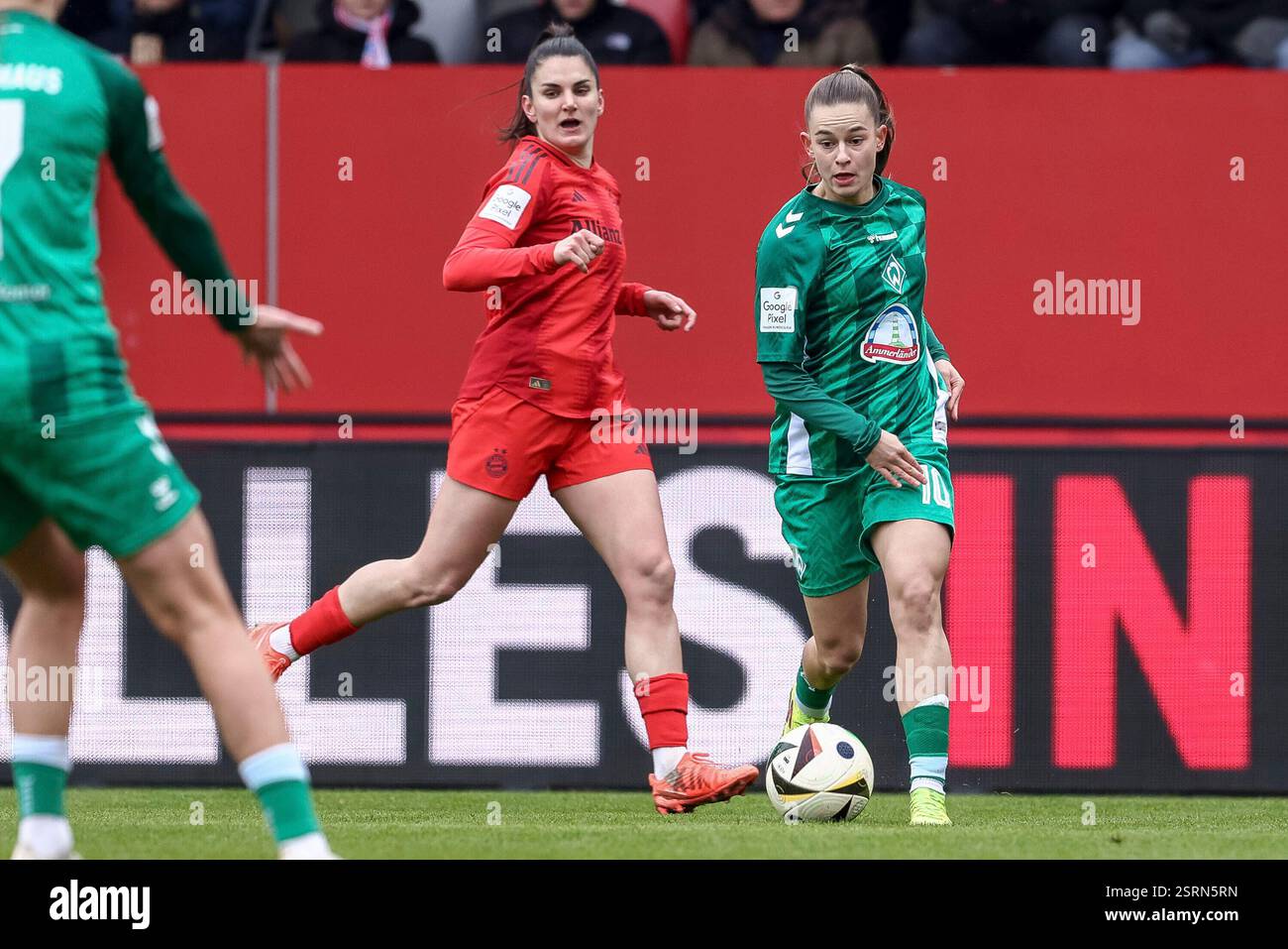 v.li.: Jovana Damnjanovic (FC Bayern München, 9) und Tuana Mahmoud (SV ...