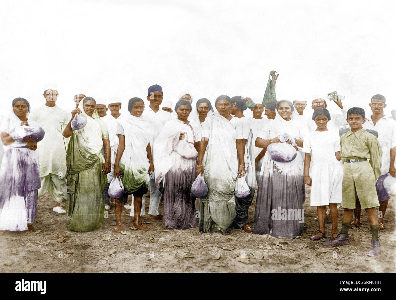 Women with bundles of freshly refined salt during Salt Satyagraha ...