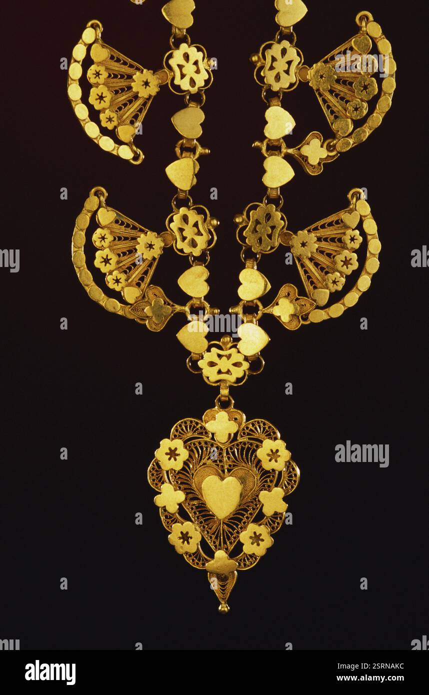 Gold jewelry photography hi-res stock photography and images - Alamy