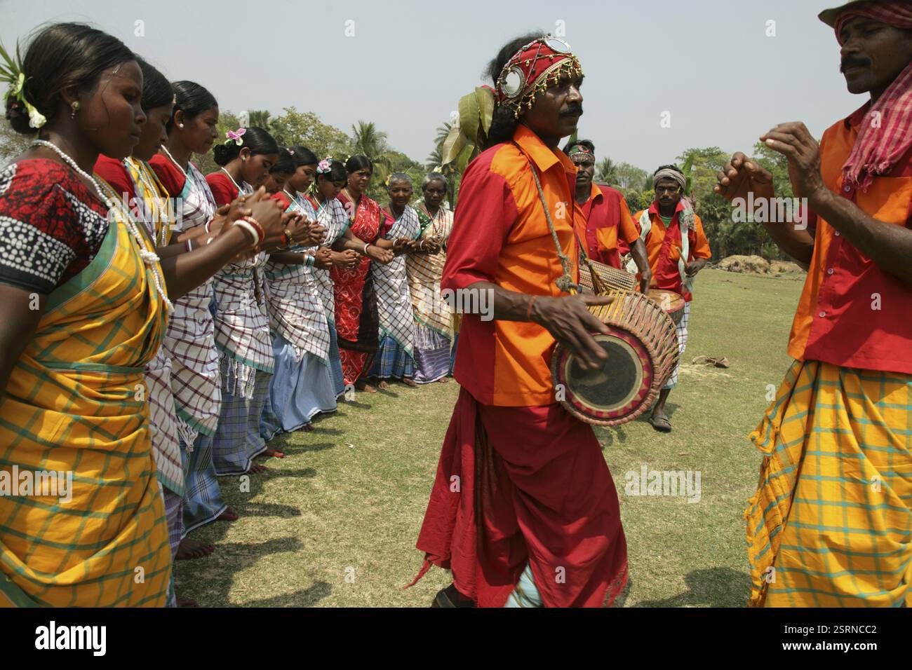 People performing tribal dance, birbhum, west bengal, india, asia Stock ...