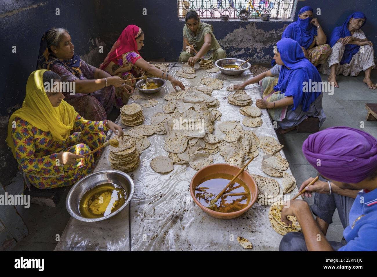 People applying ghee on chapatti, Golden Temple, Amritsar, punjab ...