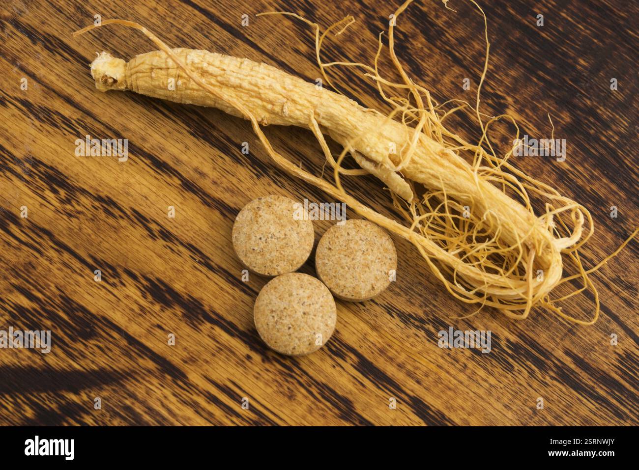 Korean ginseng. Root and pills Stock Photo - Alamy