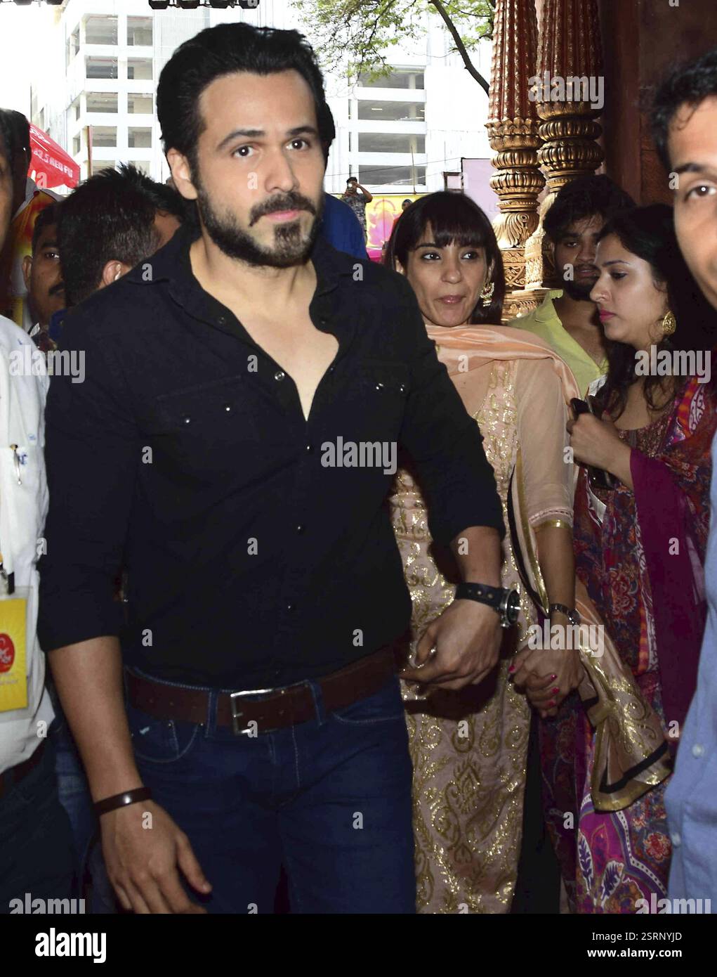 Bollywood actor Emraan Hashmi wife Parveen Shahani visit Ganesh Galli ...