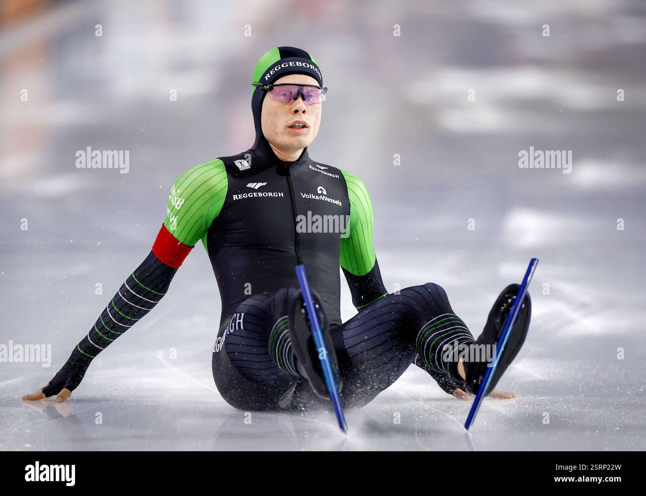 HEERENVEEN - Tim Prins falls on the men's 1000 meters during the final ...