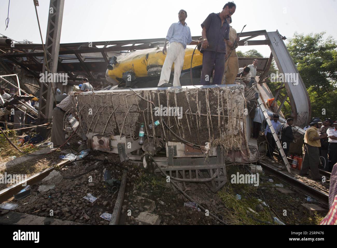 Water pipeline collapsed over moving local train, thane, maharashtra ...