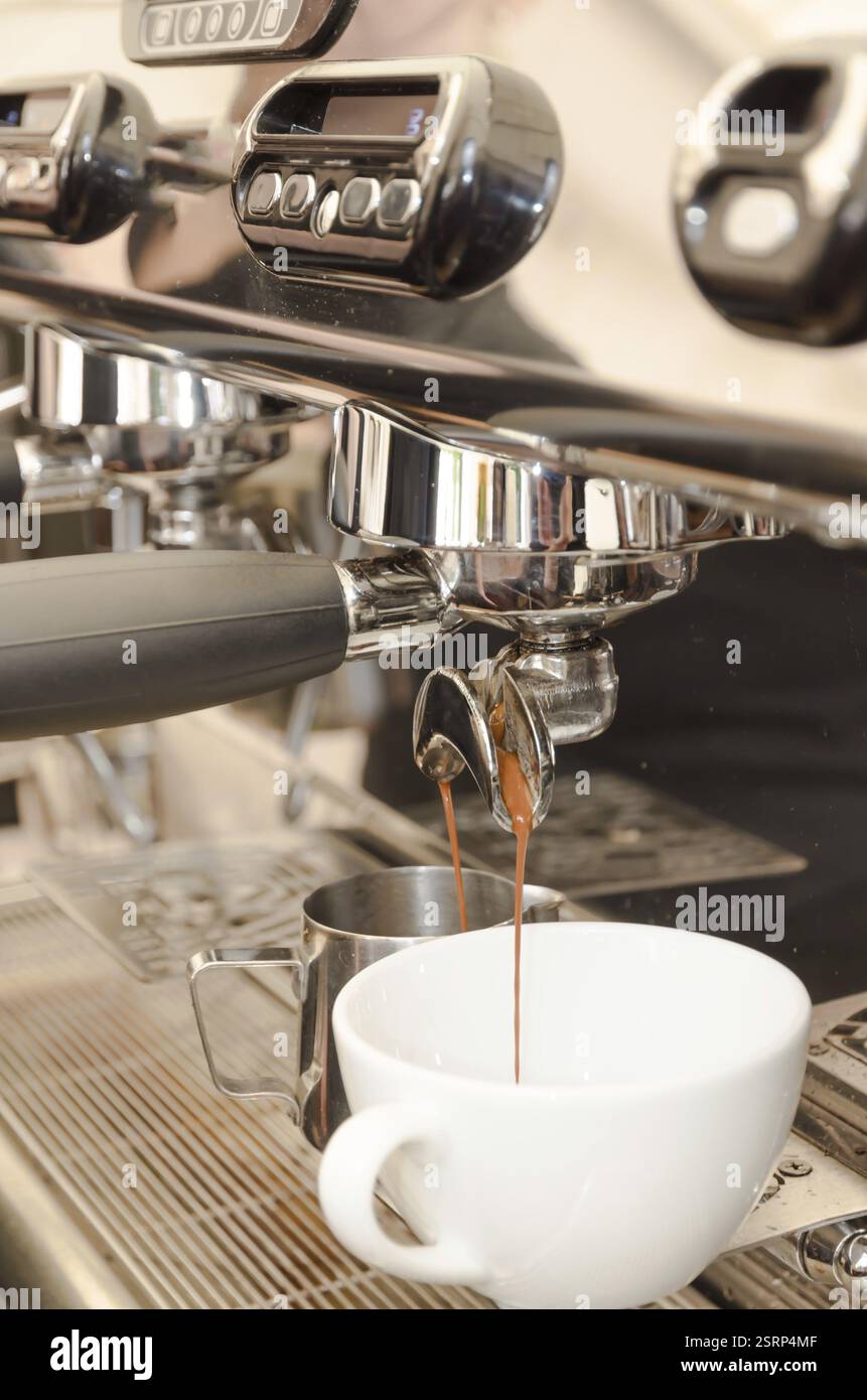 Outline coffee machine hi-res stock photography and images - Alamy