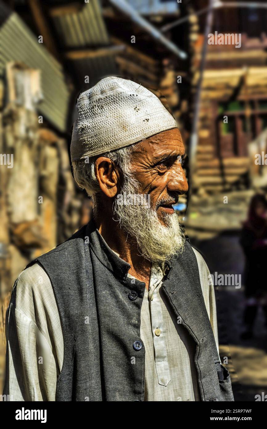 Kashmiri elderly man hi-res stock photography and images - Alamy