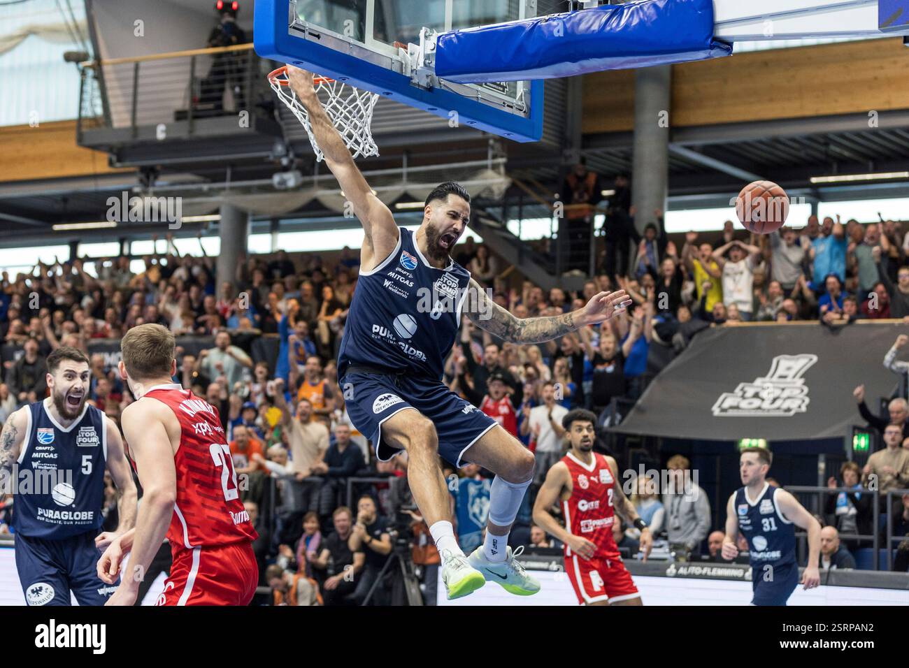 Martin Breunig (Syntainics MBC, No 8) jubelt nach einem DunkGER, Syntainics MBC vs. Bamberg ...