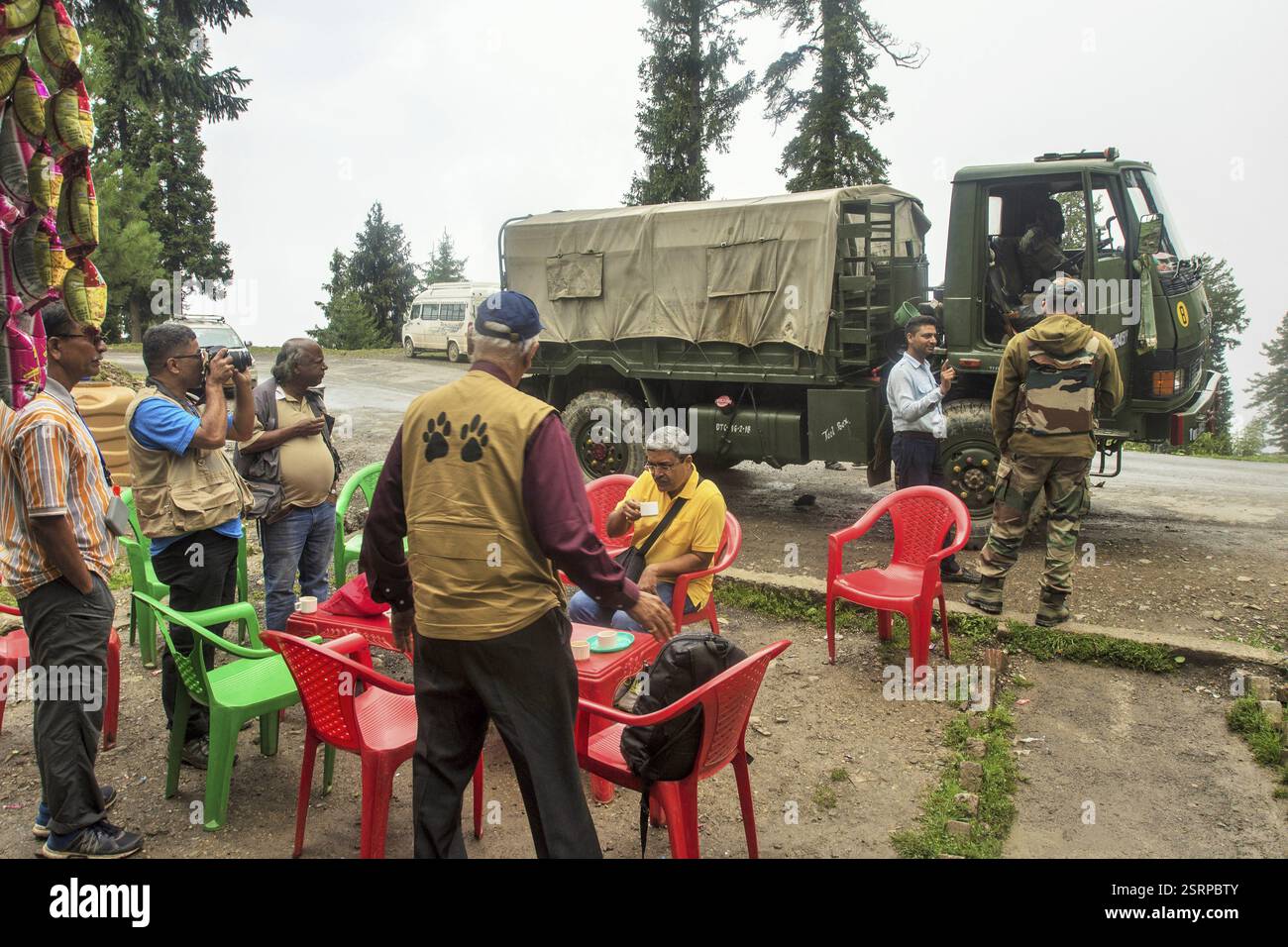 Army truck and tourists, Doodhpathri, Budgam, Kashmir, India, Asia ...