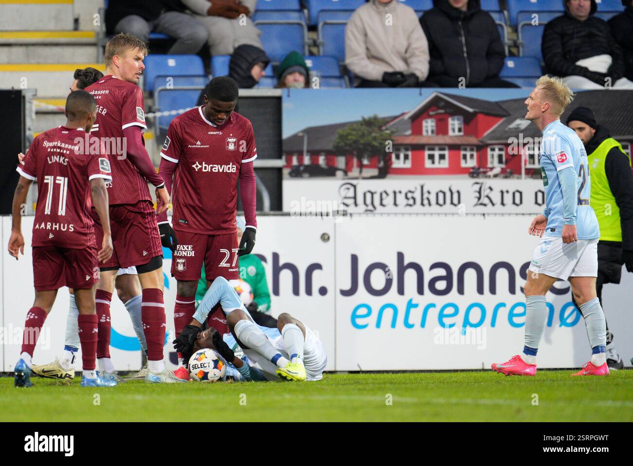 Haderslev, Denmark. 16th Feb, 2025. Soenderjyske moeder AGF i Superligaen paa Sydbank Park i ...