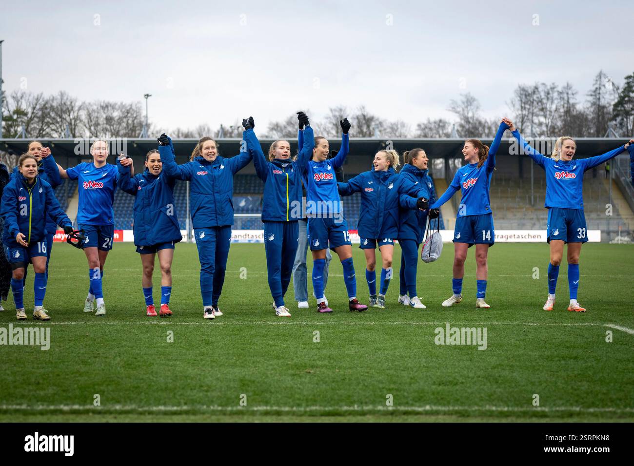 Die Spielerinnen der TSG bedanken sich bei den Fans Google Pixel Frauen-Bundesliga, TSG ...