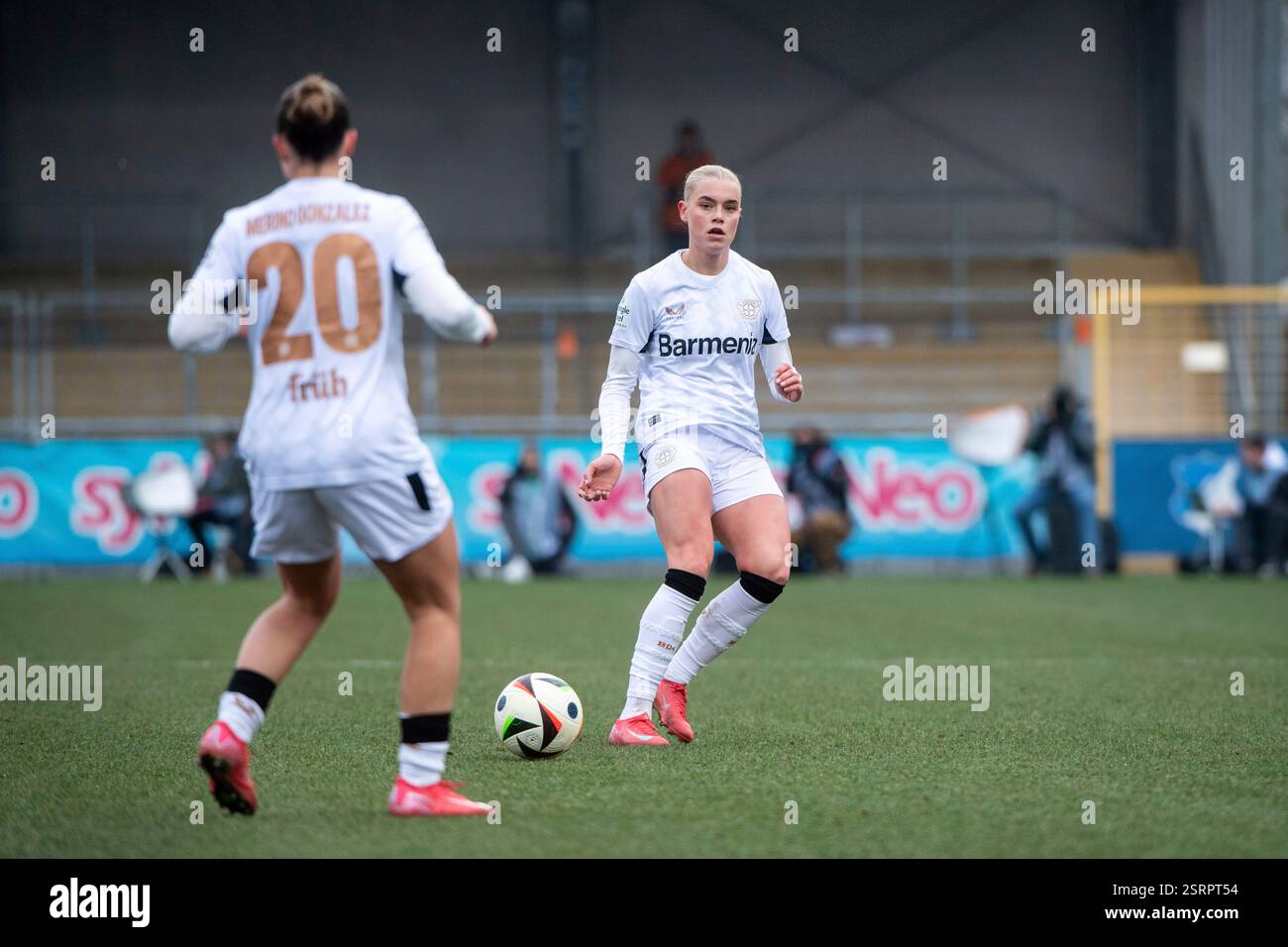 Cornelia Kramer (Bayer Leverkusen, #07) am Ball, davor Estrella Merino ...