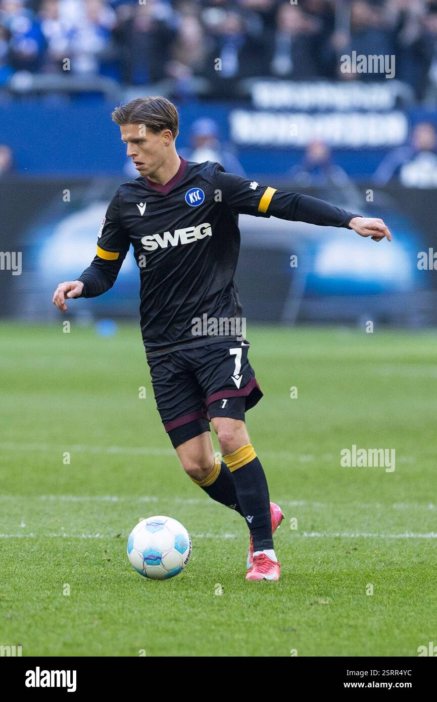 Dzenis Burnic (Karlsruher SC, #7). 2. Bundesliga, FC Schalke 04 ...