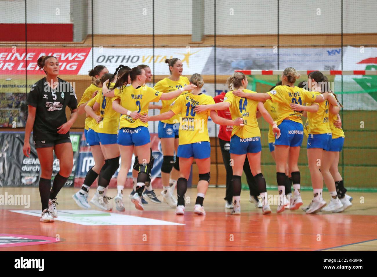 Leipzig, Deutschland. 16th Feb, 2025. Siegesjubel beim Team des HC ...