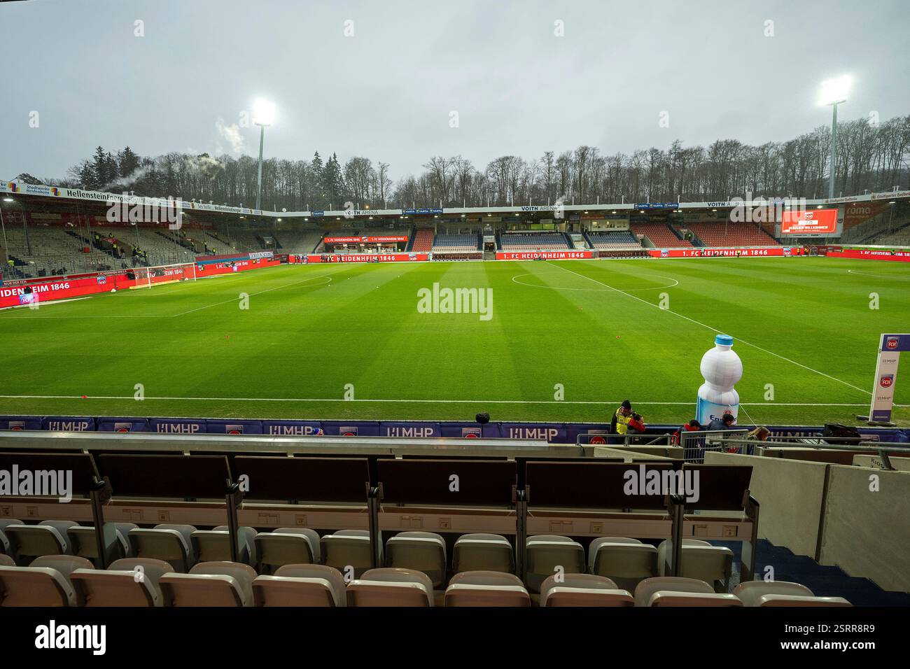 Heidenheim, Deutschland. 16th Feb, 2025. Uebersichtsfoto im Stadion bei 0° und leichtem ...