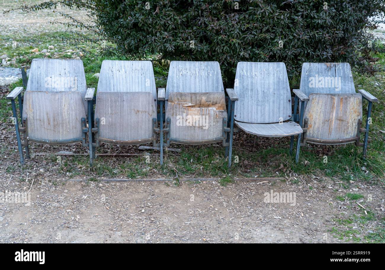 Row wooden park benches hi-res stock photography and images - Alamy