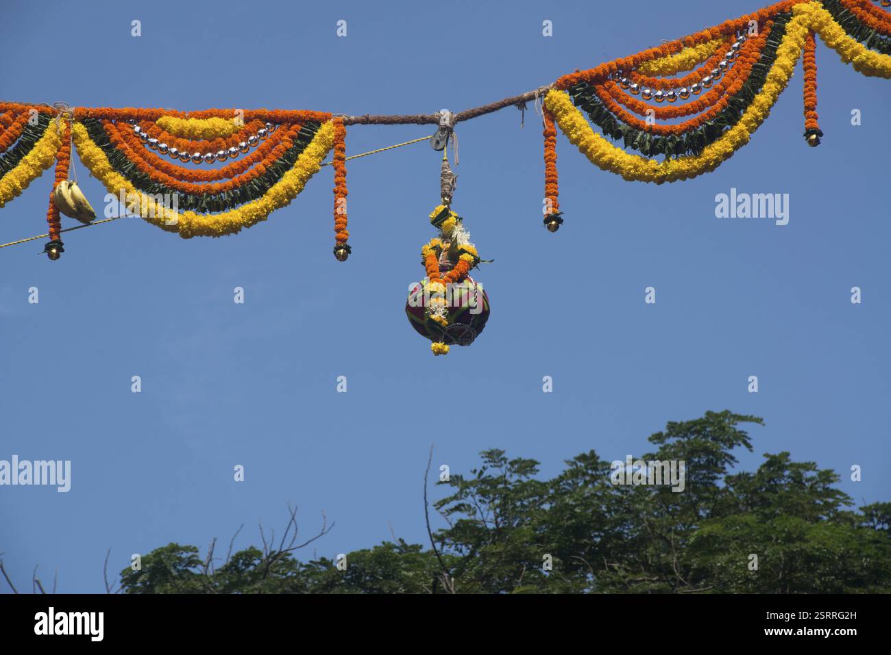 Dahi handi mumbai maharashtra hi-res stock photography and images - Alamy