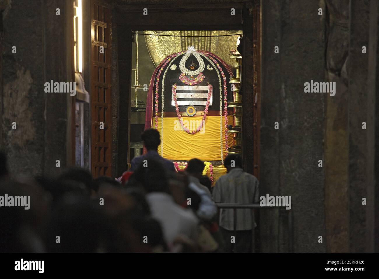 Huge shivlinga of Brihadishwara Temple Vishwakarma Tamilnadu India ...