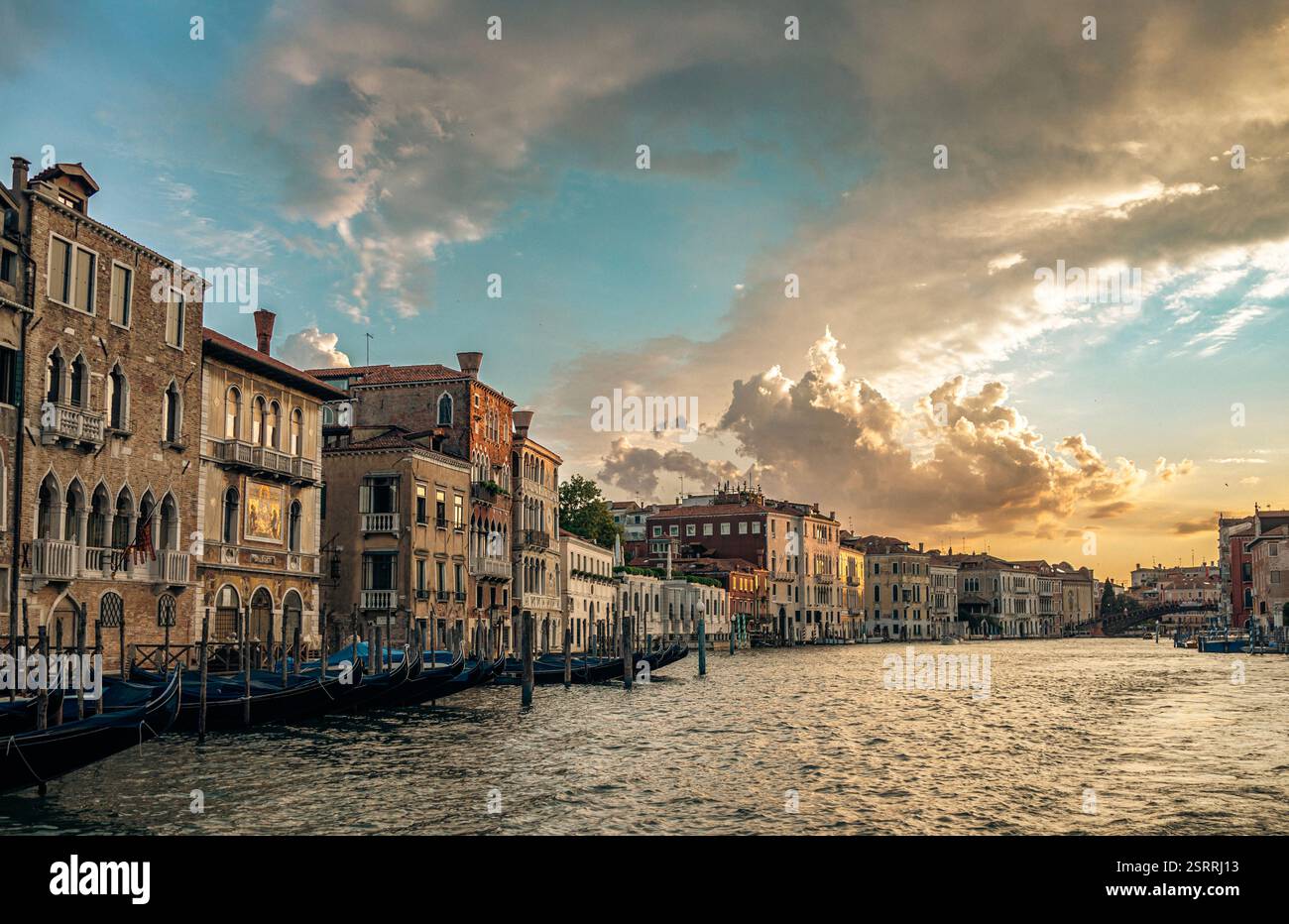 Beautiful sunset illuminates cities hi-res stock photography and images ...