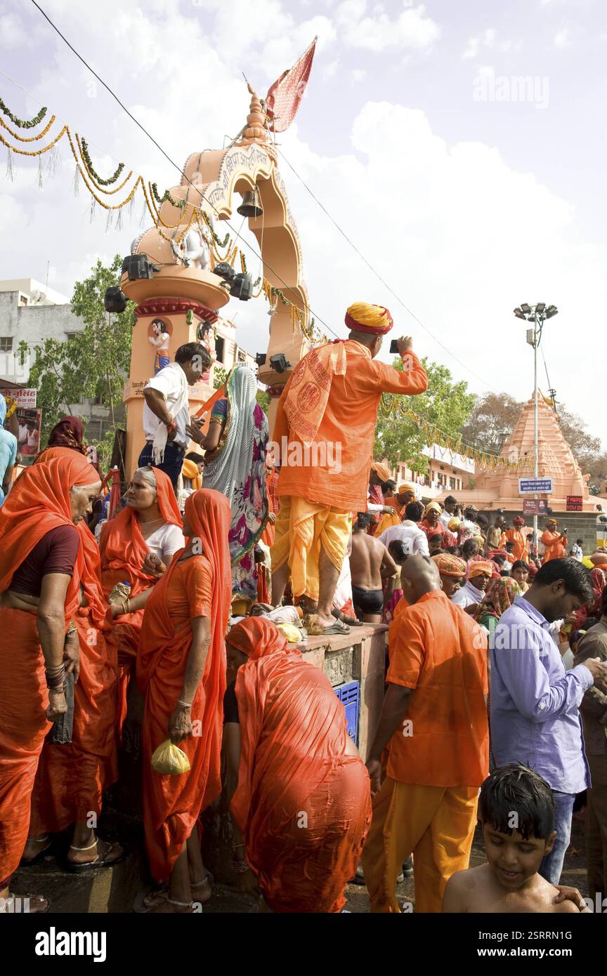 Pilgrims bathing in kshipra river hi-res stock photography and images ...