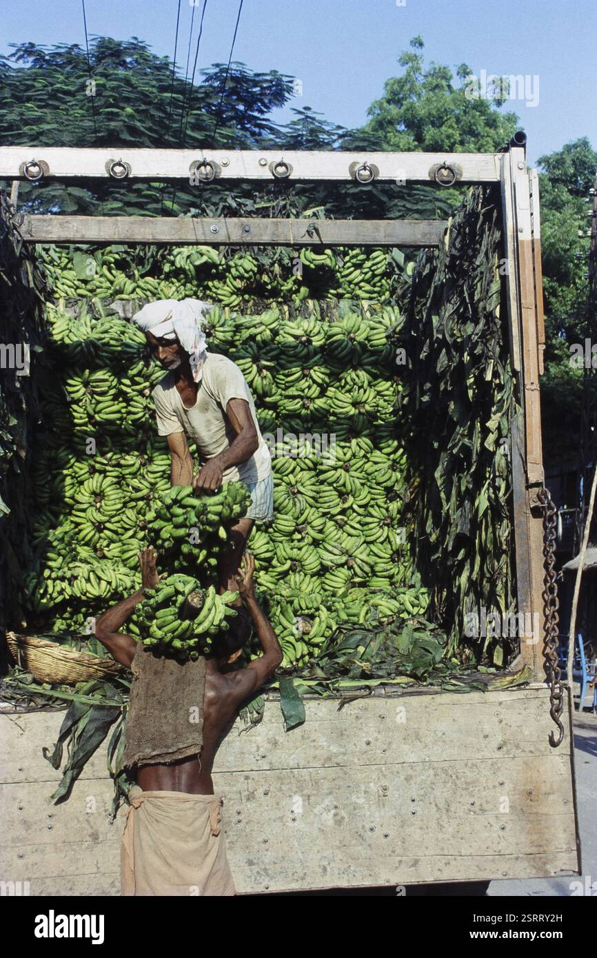 Truck unloading fruits hi-res stock photography and images - Alamy