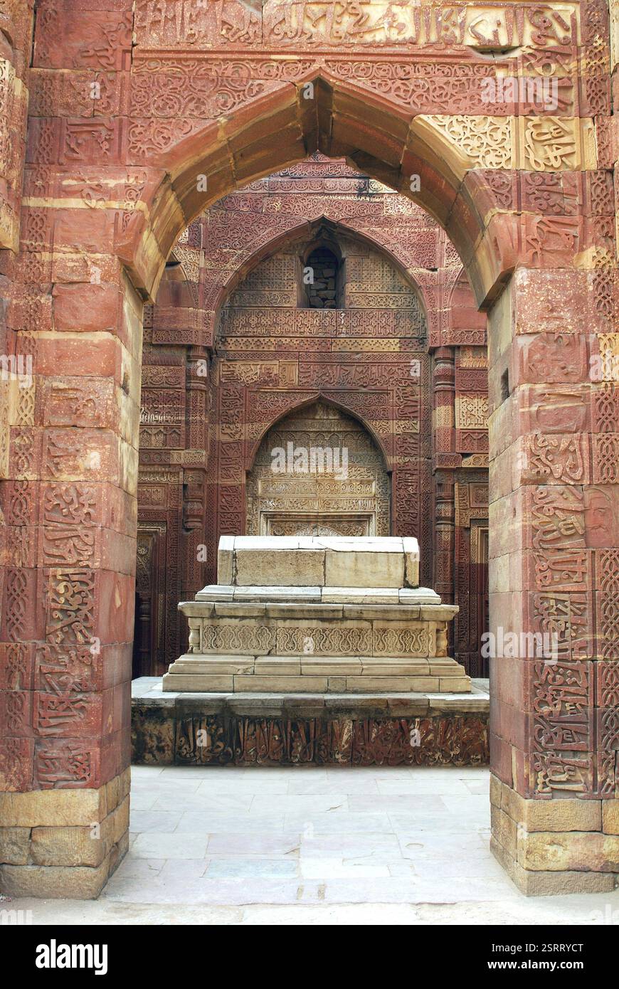 Beautiful carving of Arabian inscription in Iltumus Mazaar in Qutab ...