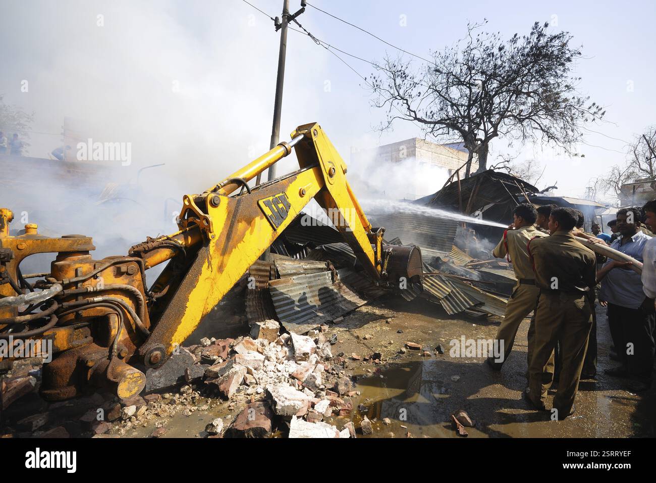 Jcb operator demolish shops while sumer market anaj mandi on fire ...