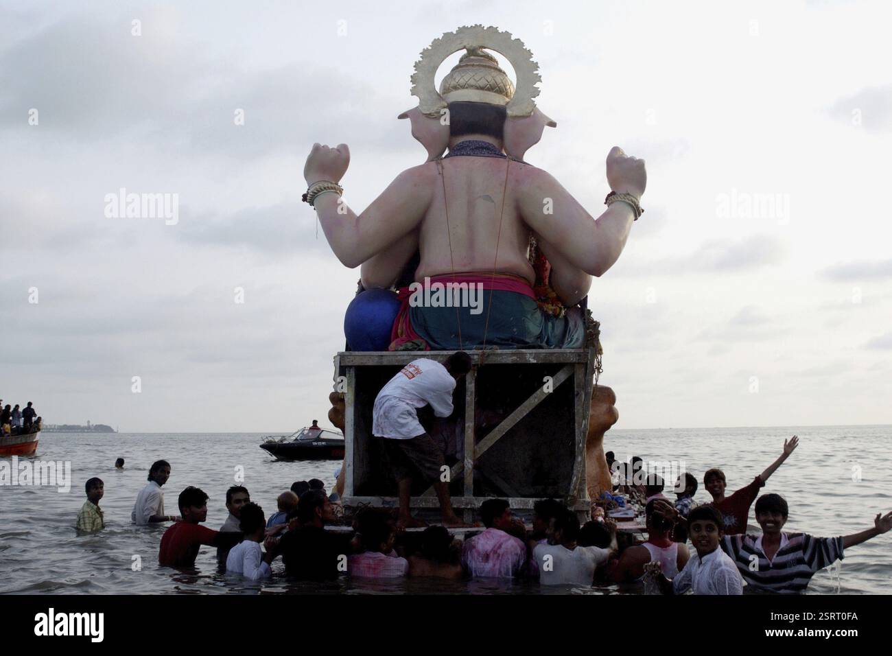 Ganpati visarjan mumbai hi-res stock photography and images - Alamy