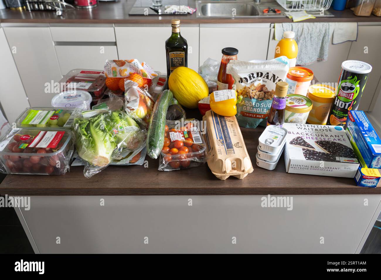 Supermarket grocery shopping bags hi-res stock photography and images ...