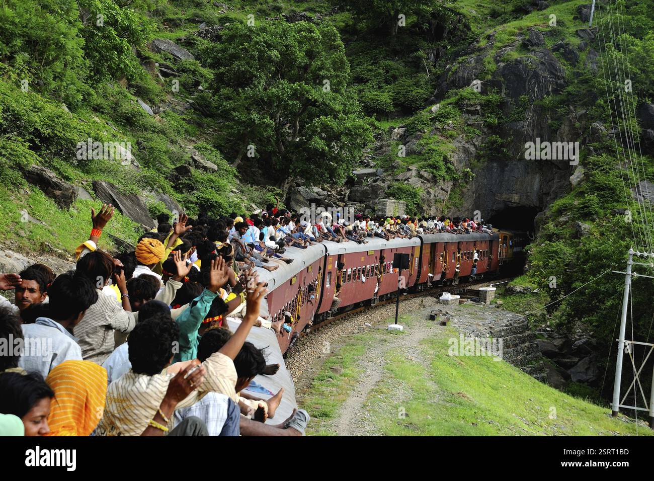 India train commuters not subway hi-res stock photography and images ...