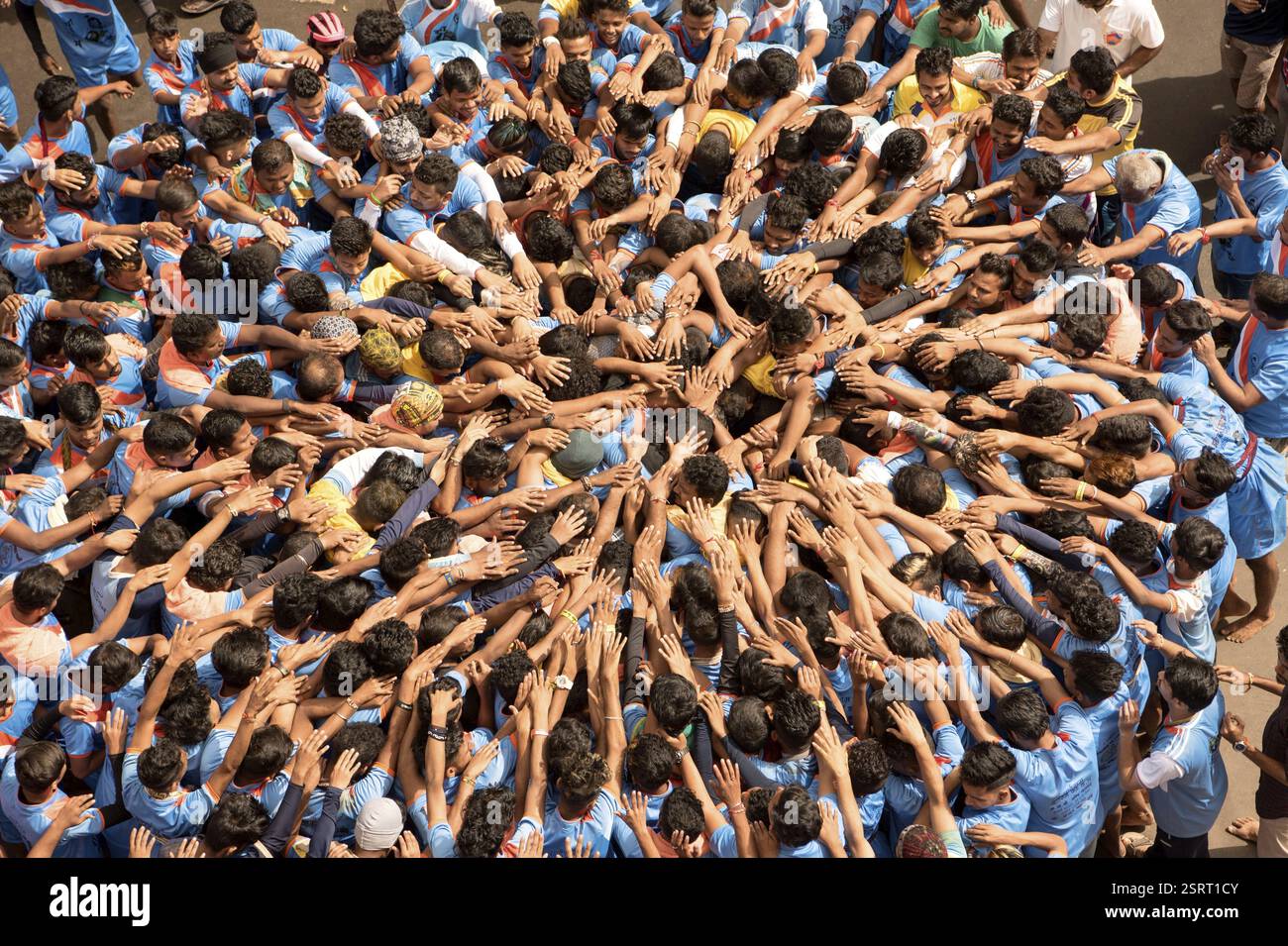 Men praying before making human pyramid to break Dahi Handi ...
