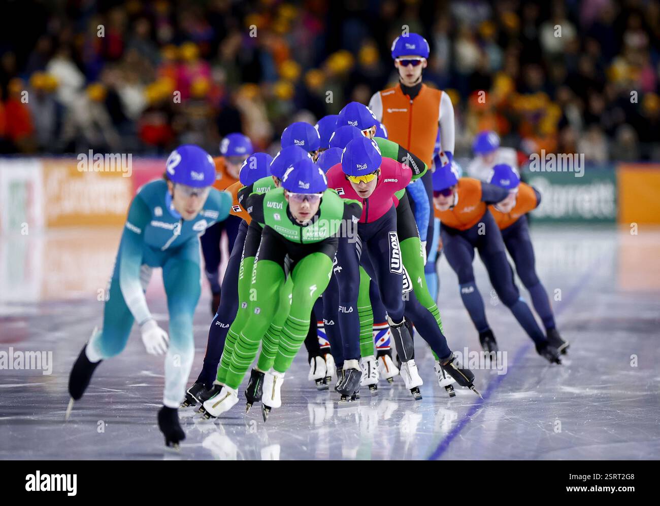 HEERENVEEN - The bunch in action on the mass start during the final day ...