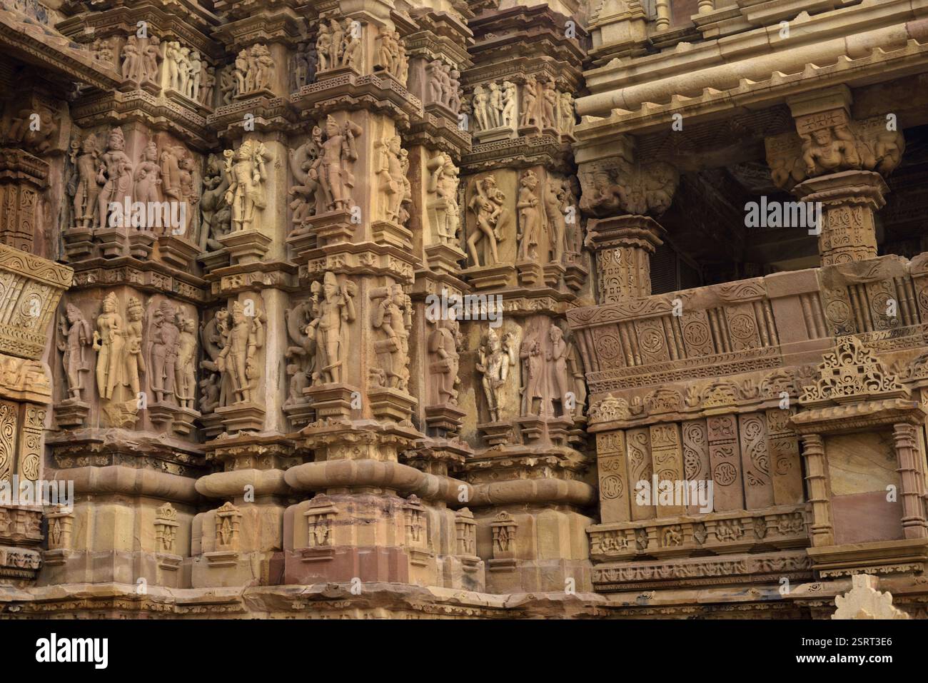 Statues, devi jagadambi temple, khajuraho, madhya pradesh, india, asia ...