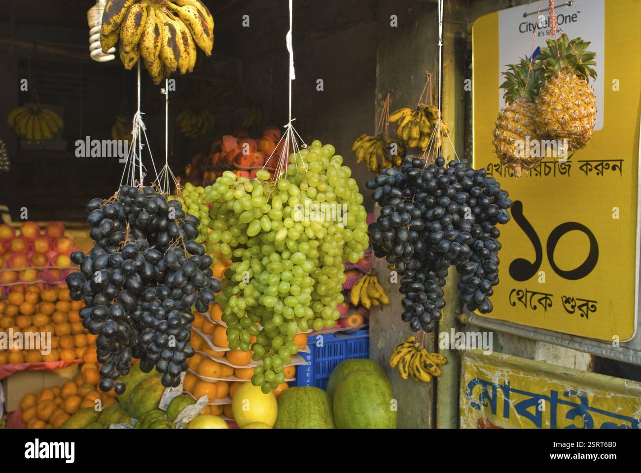 Fruits stall, Mirpur road, Dhanmondi, Dhaka, Bangladesh, Asia Stock Photo - Alamy