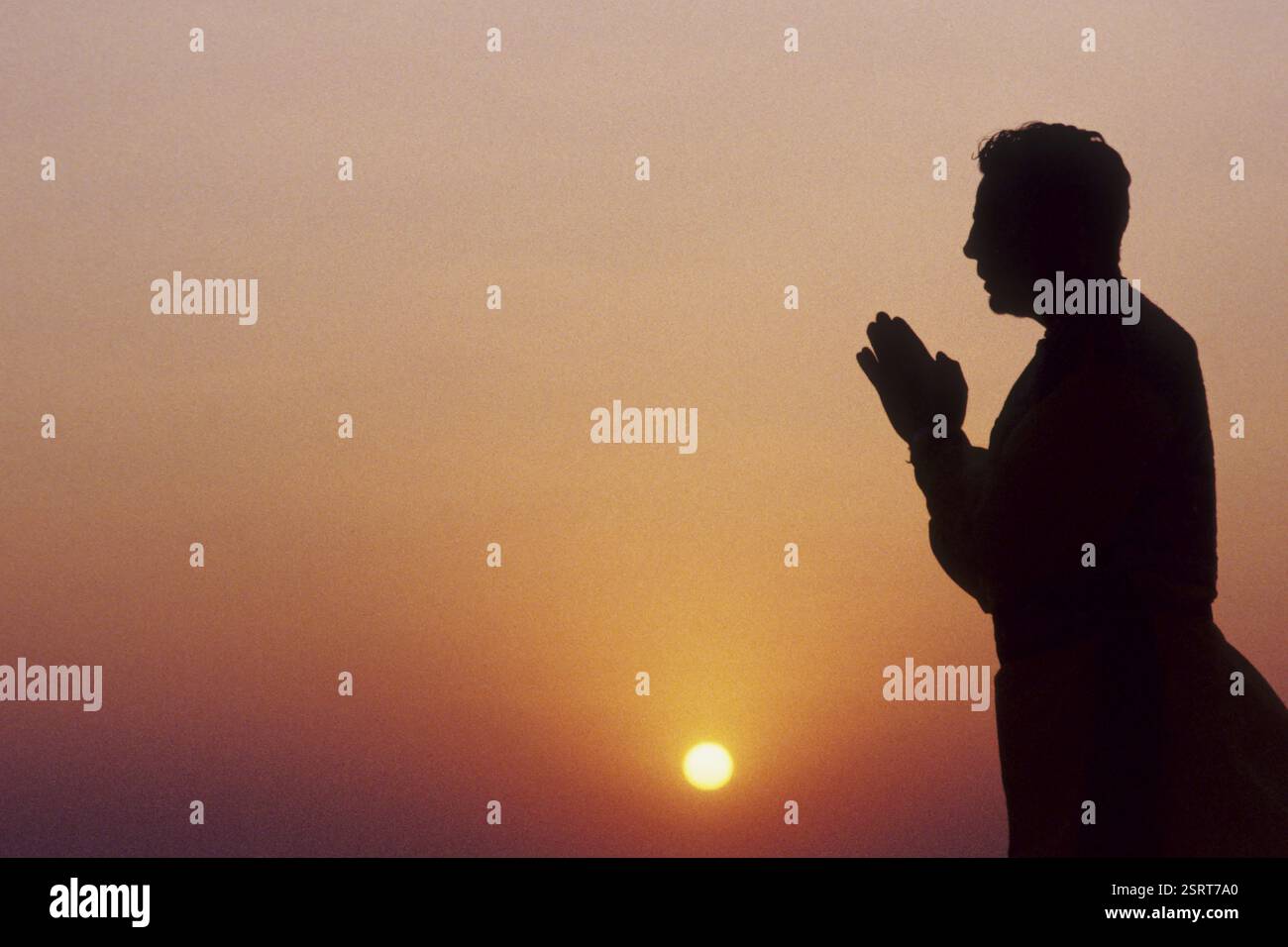 Hindu man praying sun hi-res stock photography and images - Alamy