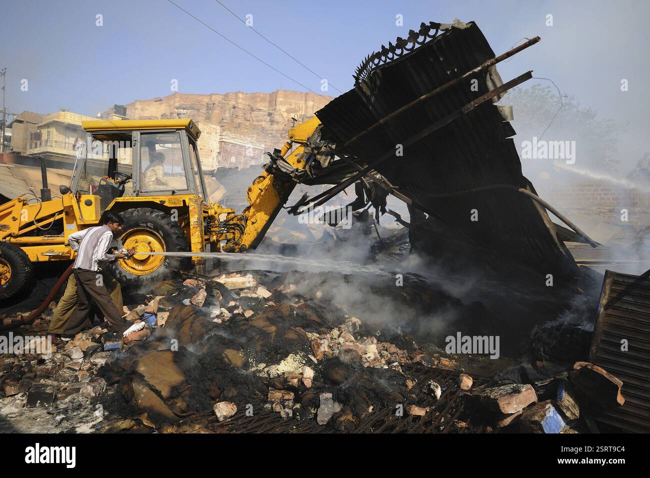 Jcb operator demolish shops while sumer market anaj mandi on fire ...