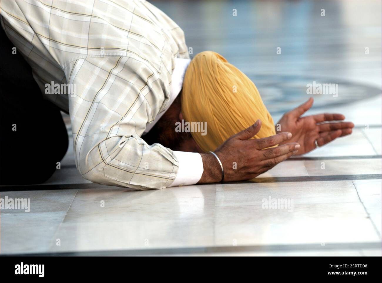 Sikh devotee bowing in front of Golden temple, Amritsar, Punjab, India ...