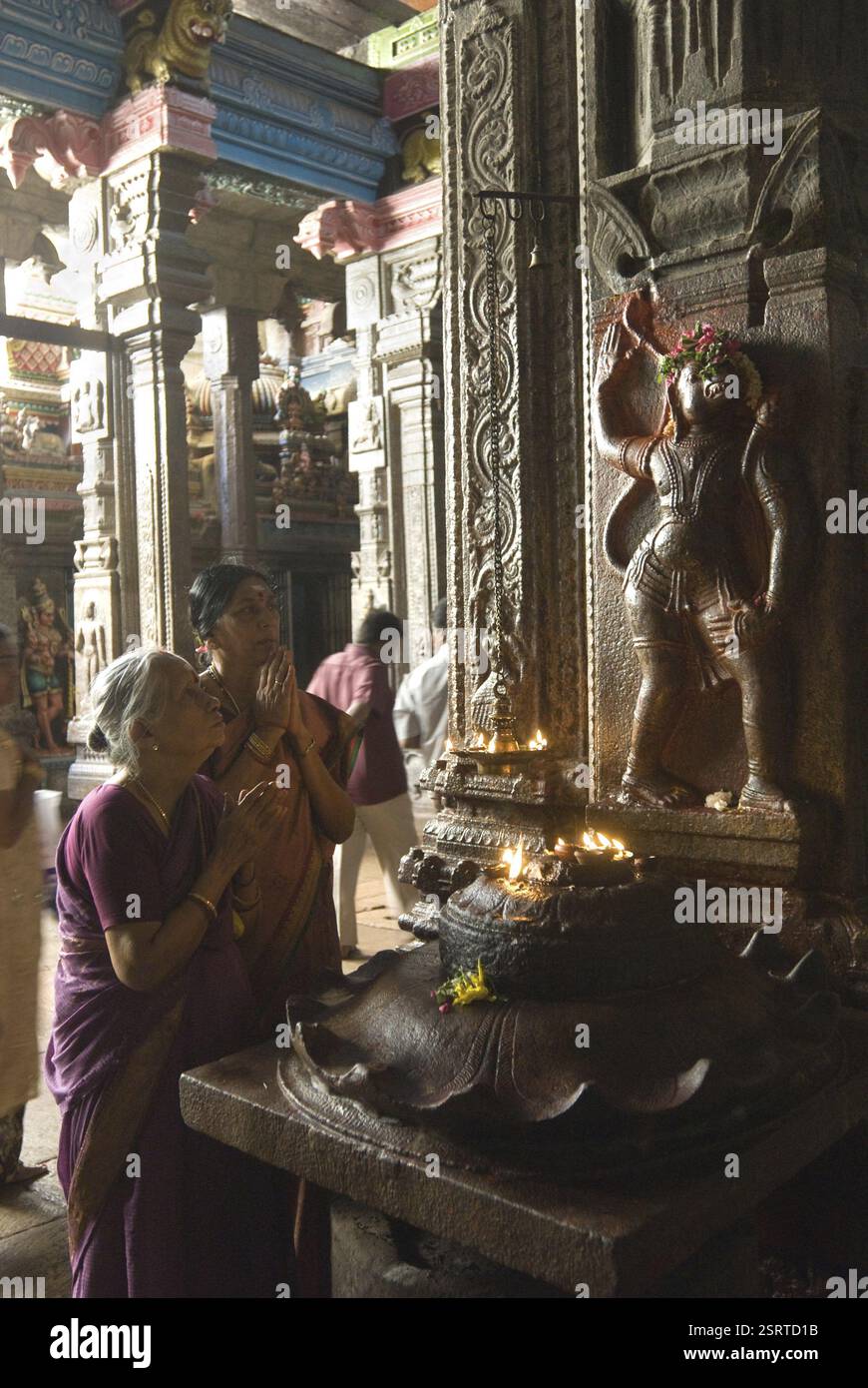 Women worshipping lord hanuman bas-relief on pillar kambattadi mandapa ...