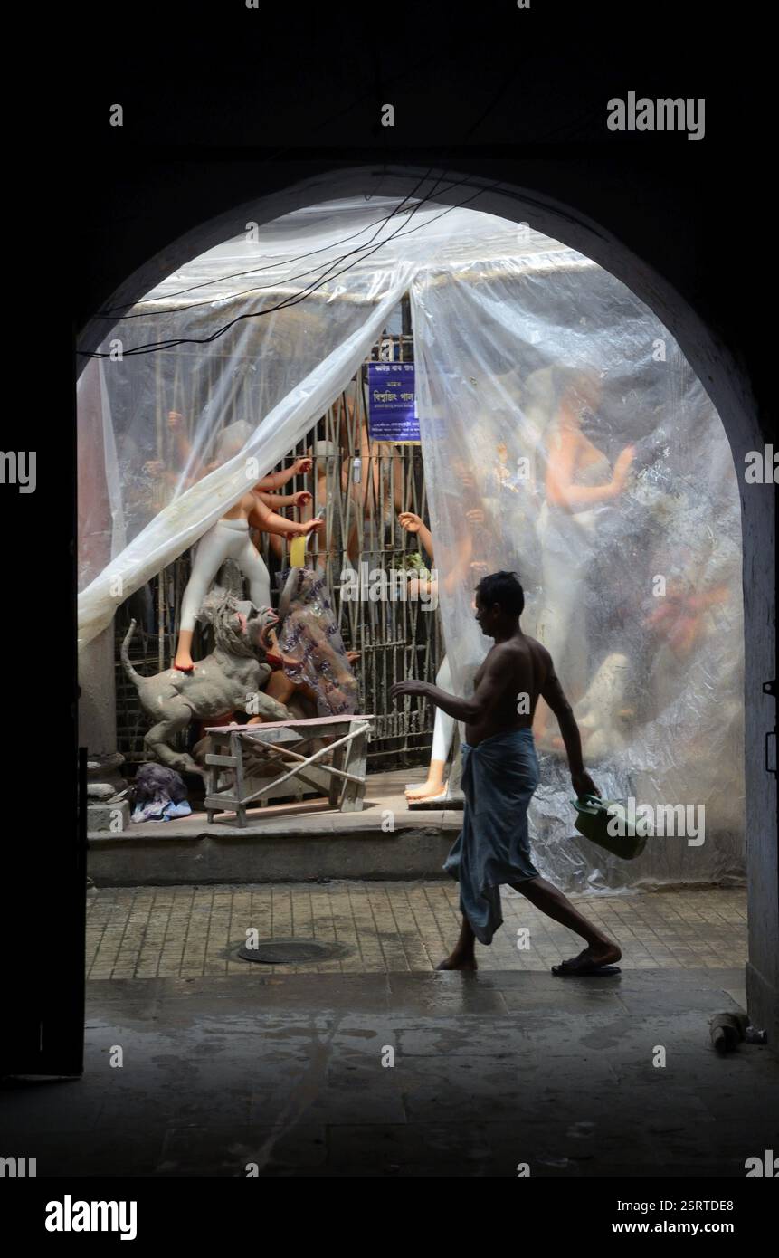 Clay idols for Durga festival, Kumartuli, Kolkata, West Bengal, India ...