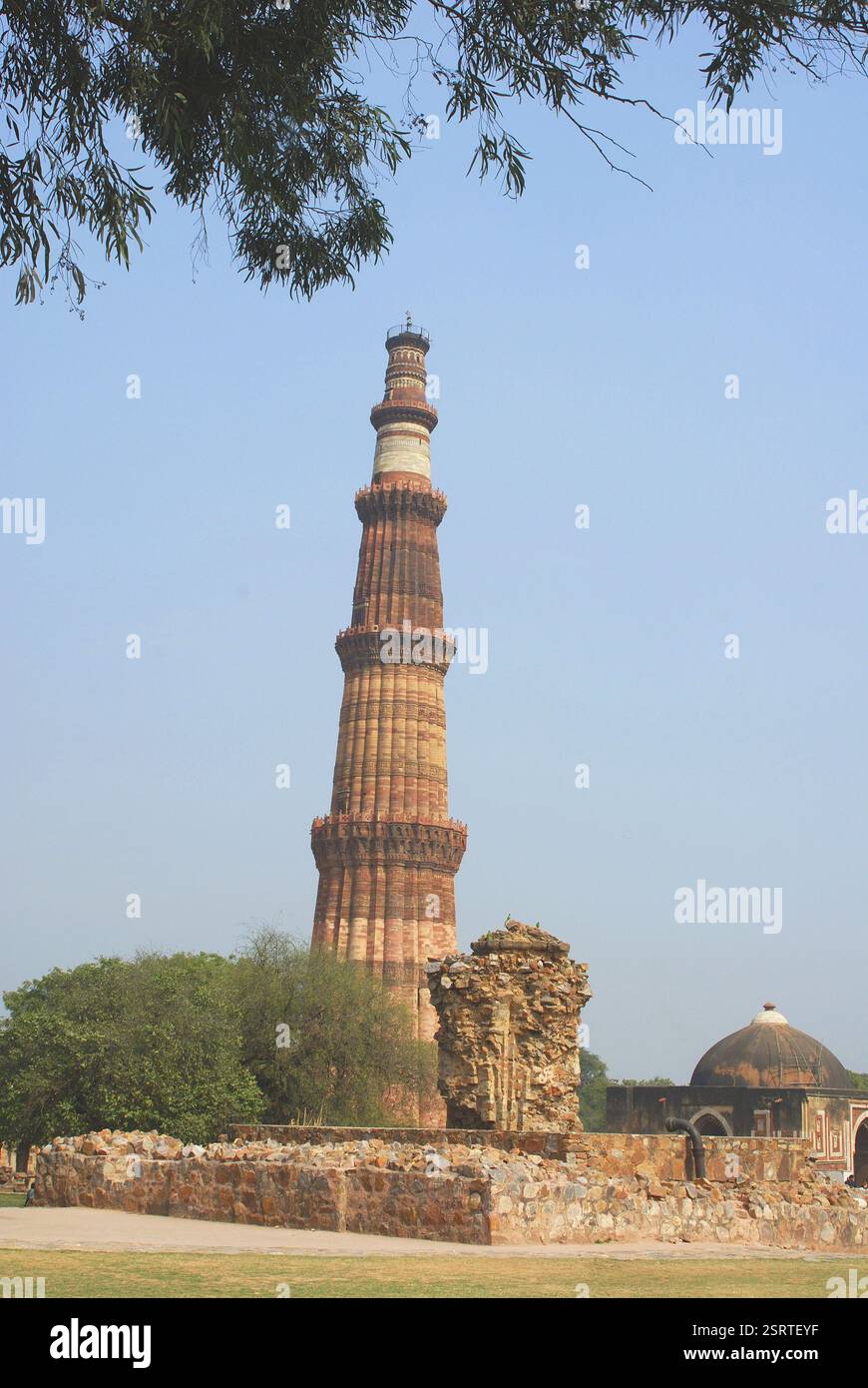 Qutab Kutub Minar with ruins, Delhi, India, Asia Stock Photo - Alamy