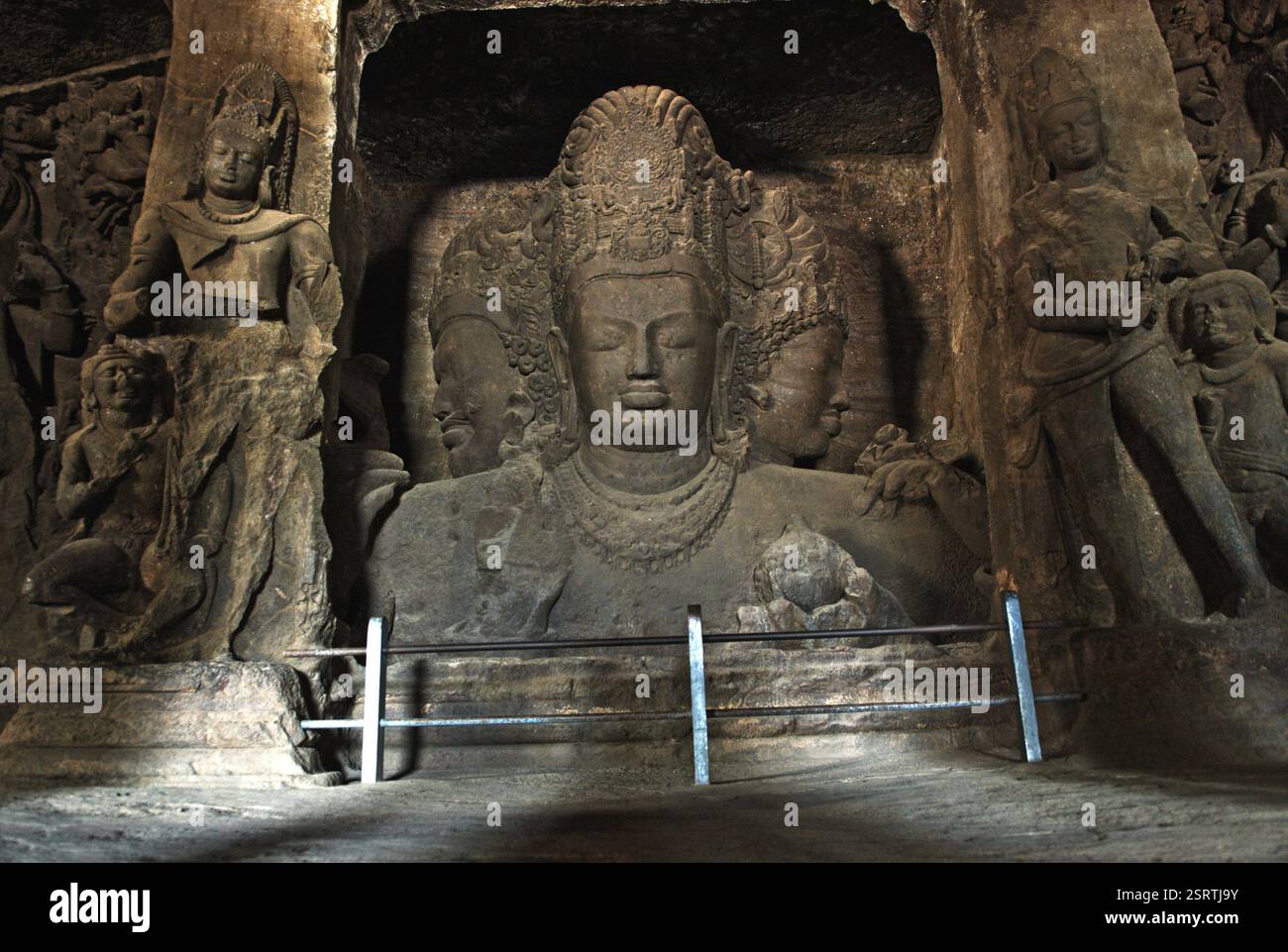 Tri murti or three headed god shiva statue at Elephanta cave, Bombay ...