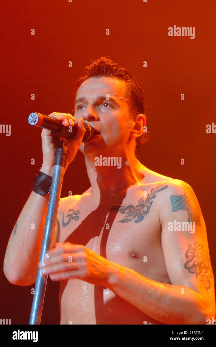 Dave Gahan lead singer of Depeche Mode in his solo project plays Live ...