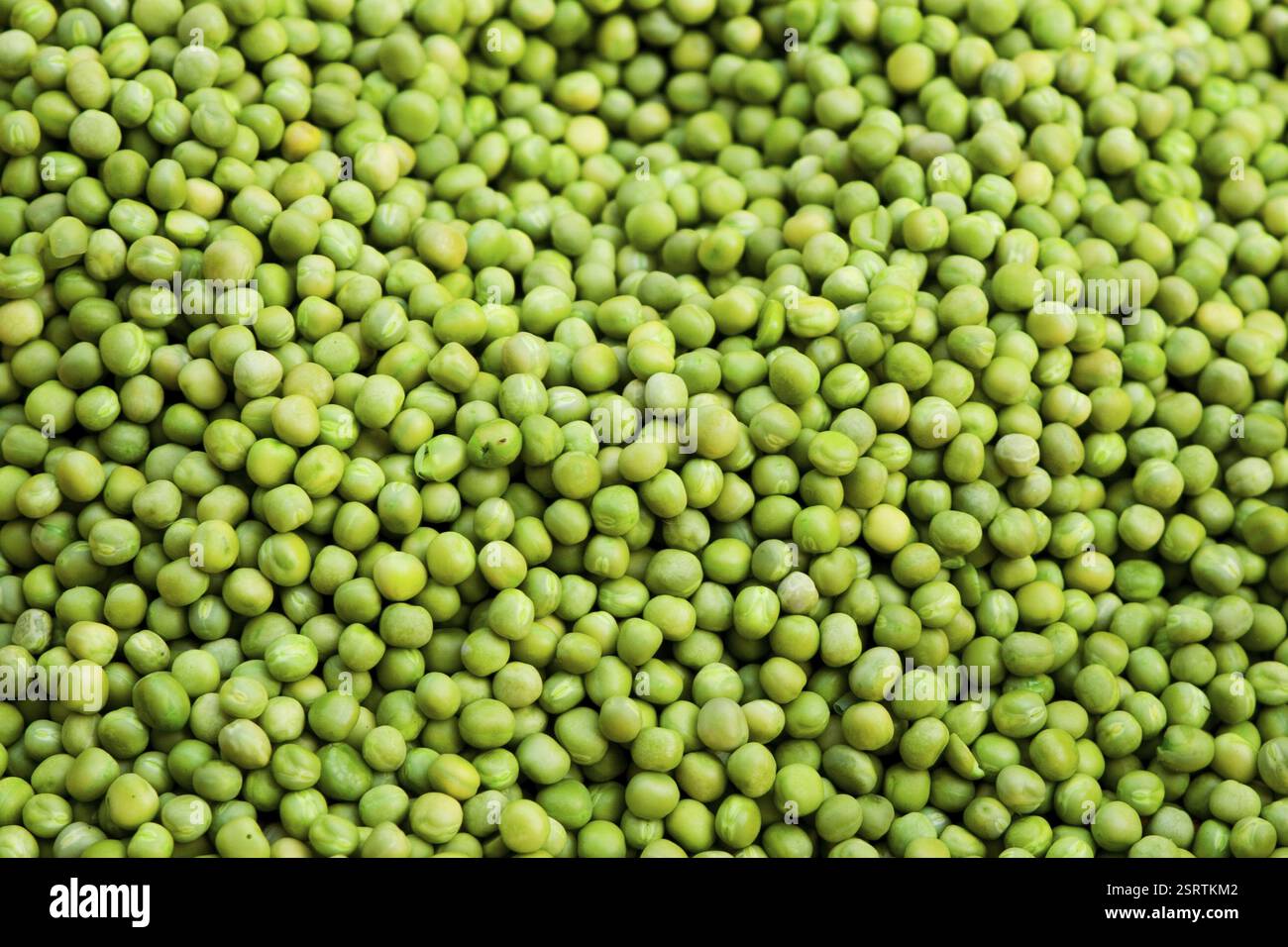 Pile of unpeel green peas Stock Photo - Alamy