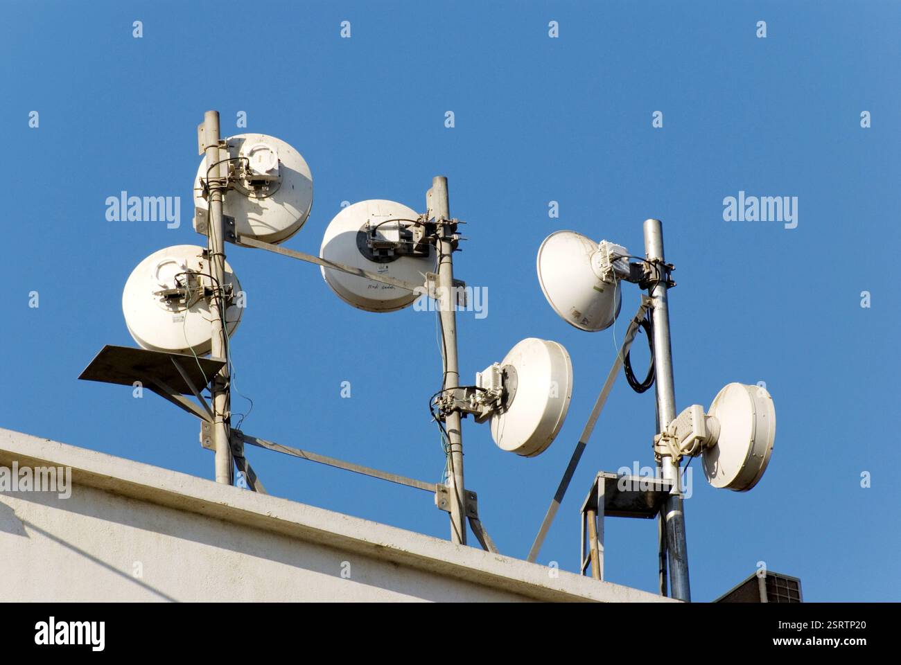 Transponders unit for receiving and transmitting radio signals for cell ...