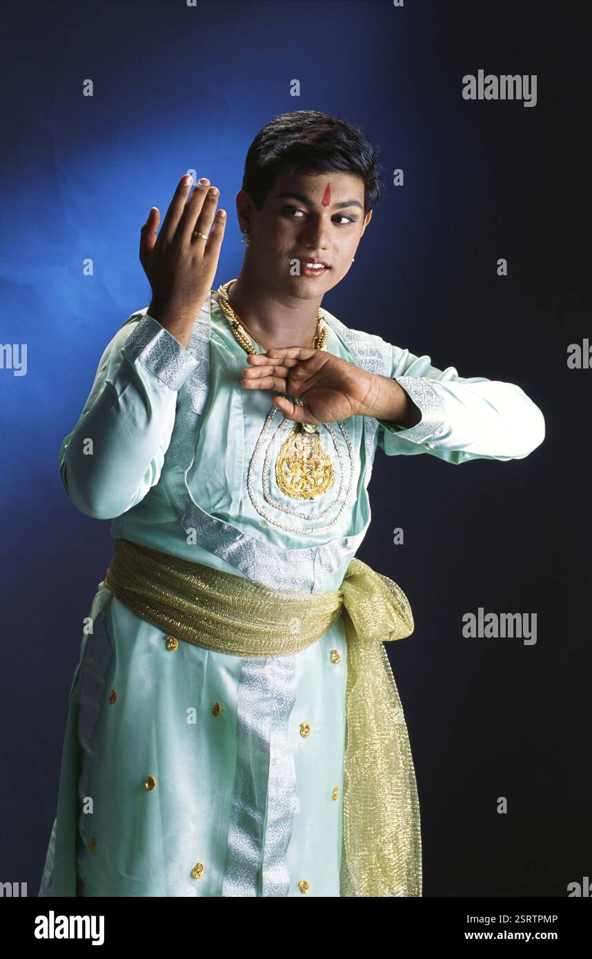 Kathak indian classical dance hi-res stock photography and images - Alamy