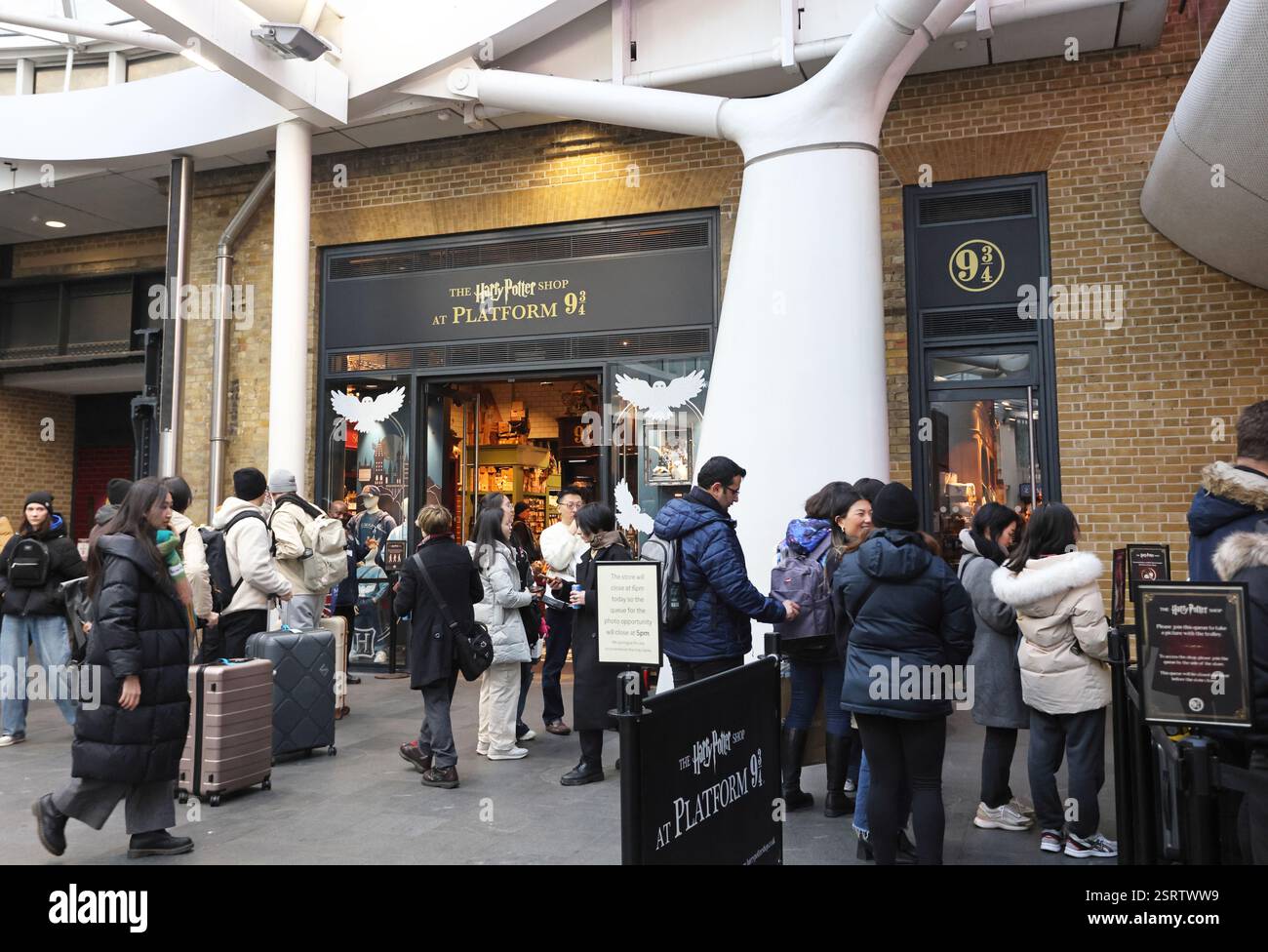 Harry Potter platform 9 3/4 shop and tourist attraction at Kings Cross ...