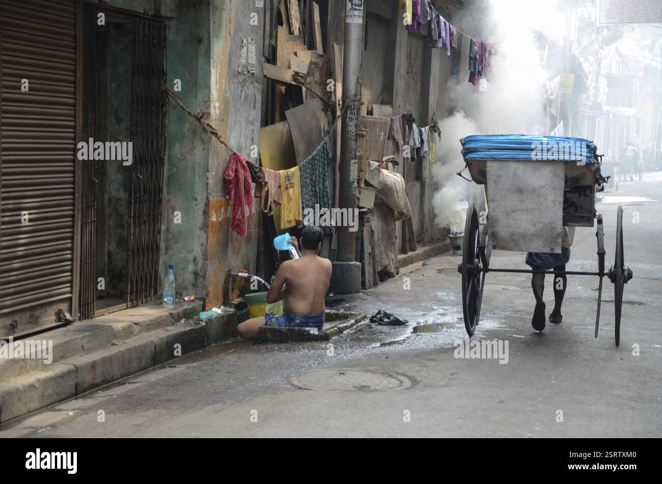 Man bathing in street, Kolkata, West Bengal, India, Asia Stock Photo ...