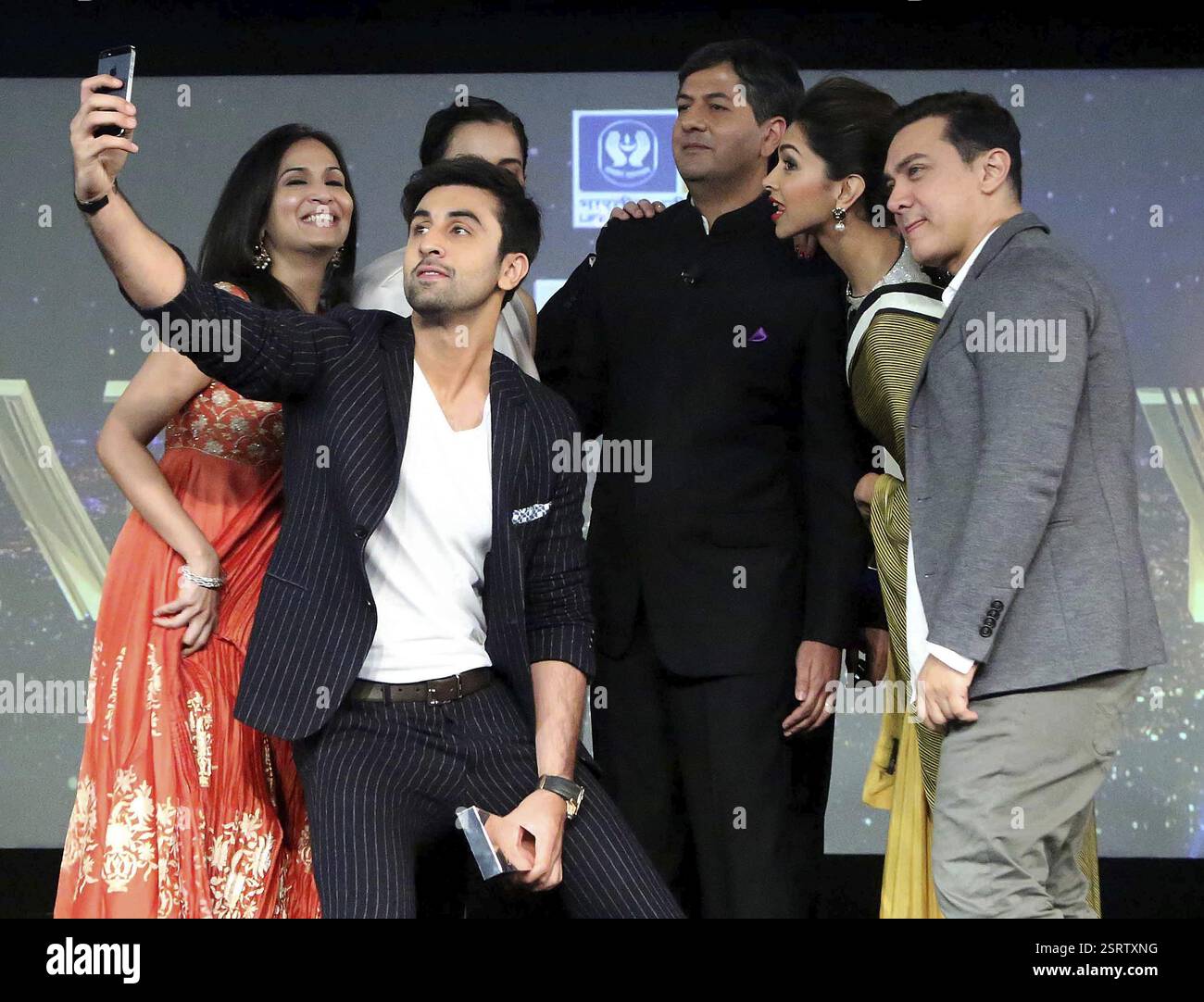 Bollywood Ranbir Kapoor selfie mobile phone Soundarya R Kangana Ranaut Vikram Chandra Prannoy ...